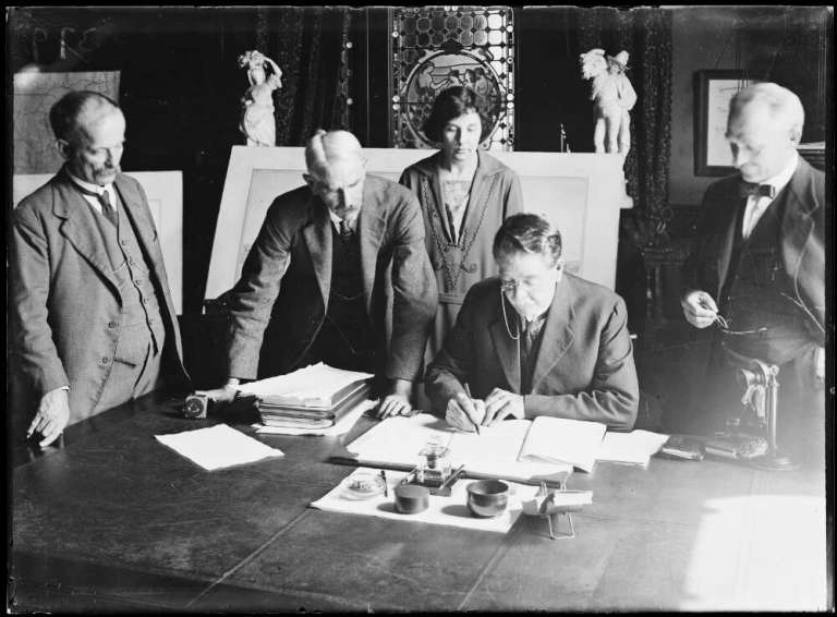 Signing the Harbour Bridge Contract – An Important Moment in History ...